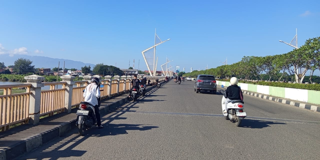 Menggapai Sinyal di Atas Jembatan Lamnyoeng